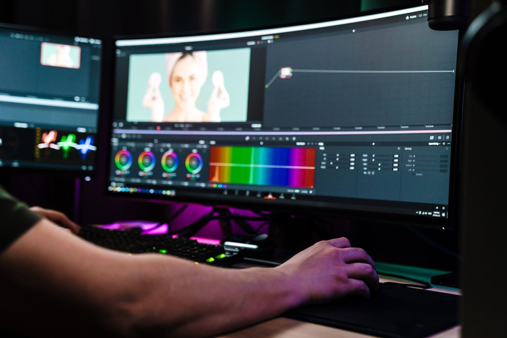 Ultrawide vs. Curved Monitor: Ontdek verschillen en voordelen.